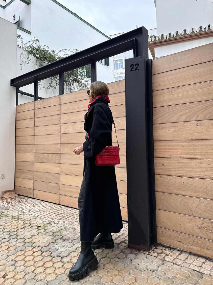 María Soto en Sevilla con su bandolera rectangular con solapa de piel ...