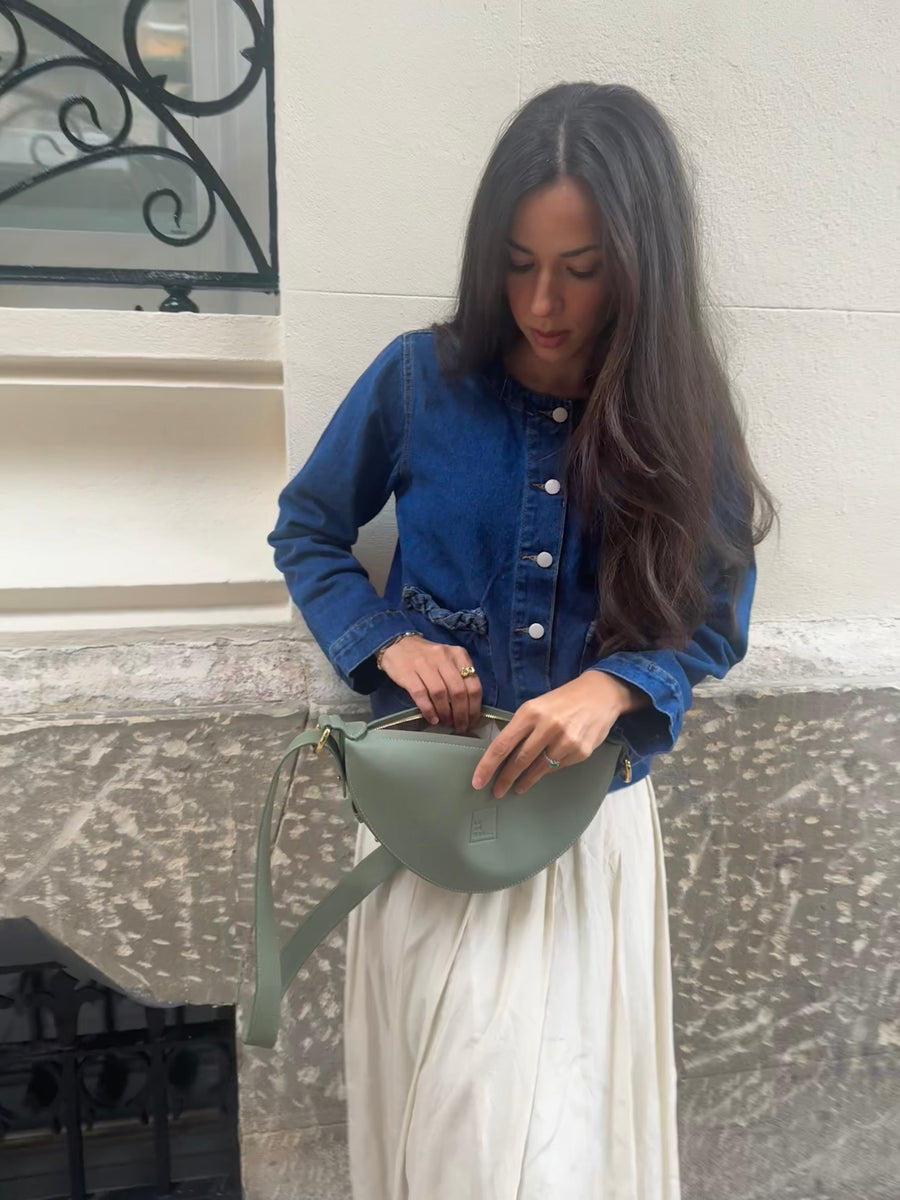 Ana Torres luce la bandolera multiposición verde de Leandra con estilo